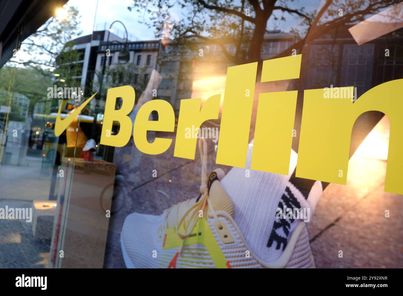 Berlin. 01 OKT 2024. Berlin in Gelb. Schaufenster in Schöneberg. BERLIN. Schöneberg. *** Berlin ...