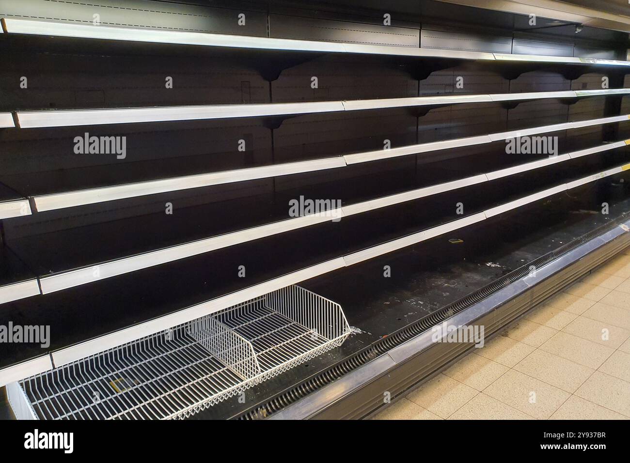 Empty grocery store shelves with no products Stock Photo - Alamy