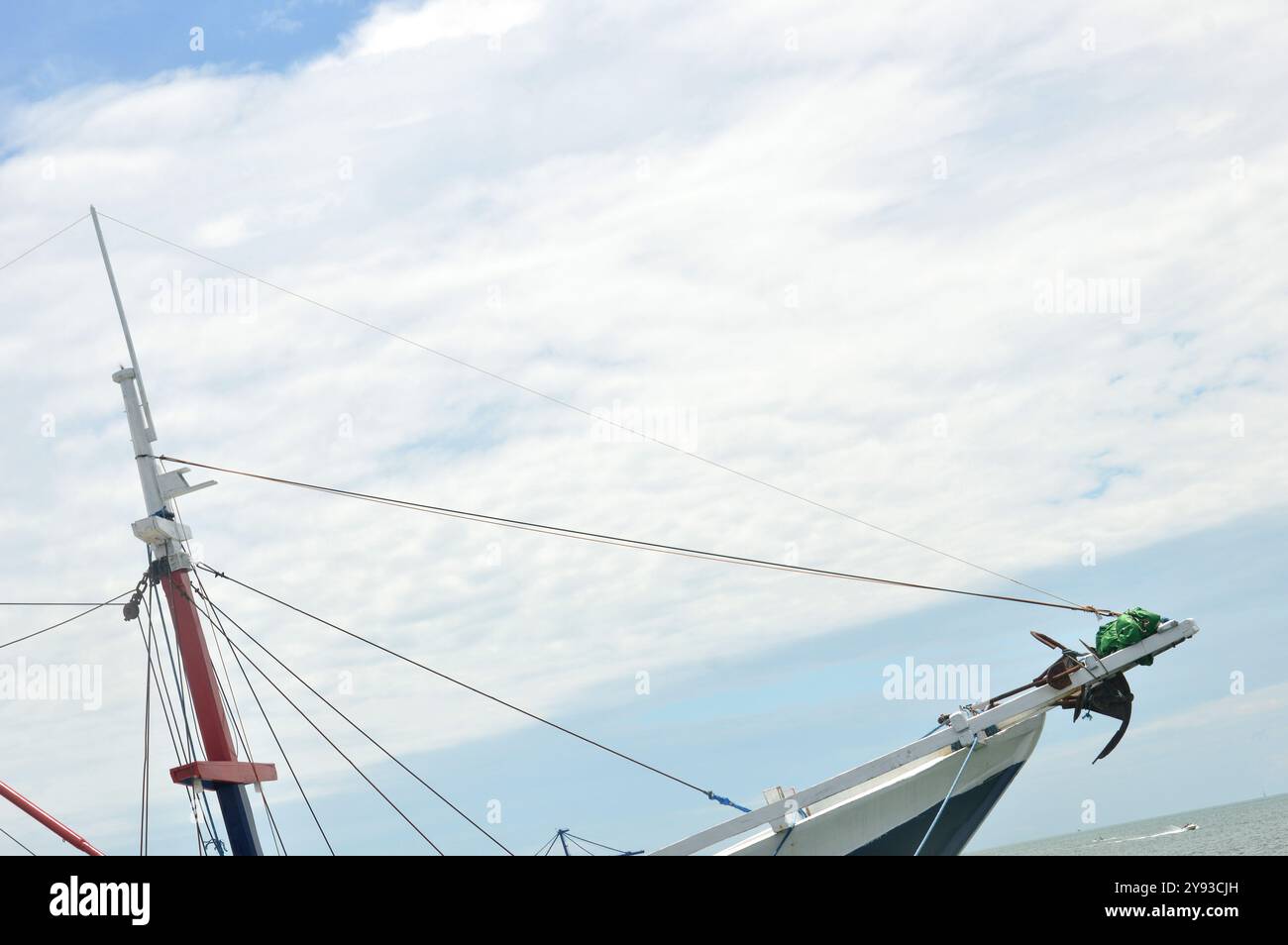 traditional phinisi Bugisnese wooden ship Stock Photo - Alamy
