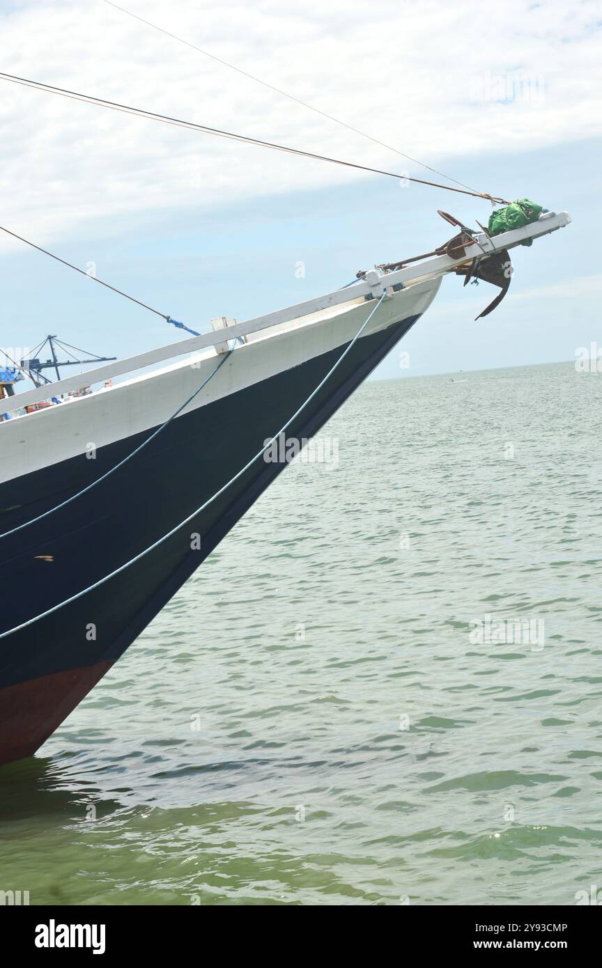 traditional phinisi Bugisnese wooden ship Stock Photo - Alamy