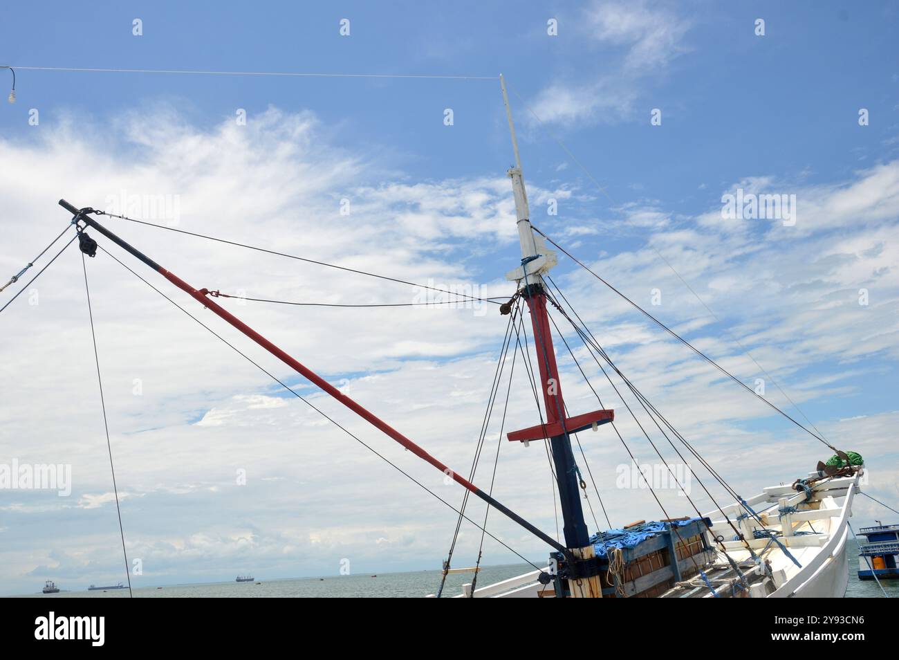 traditional phinisi Bugisnese wooden ship Stock Photo - Alamy