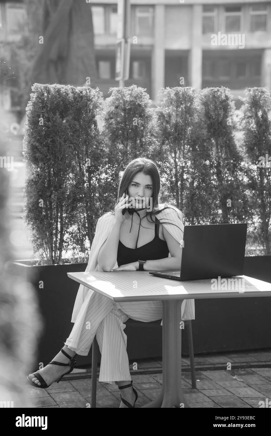 Laptop nature work woman Black and White Stock Photos & Images - Alamy