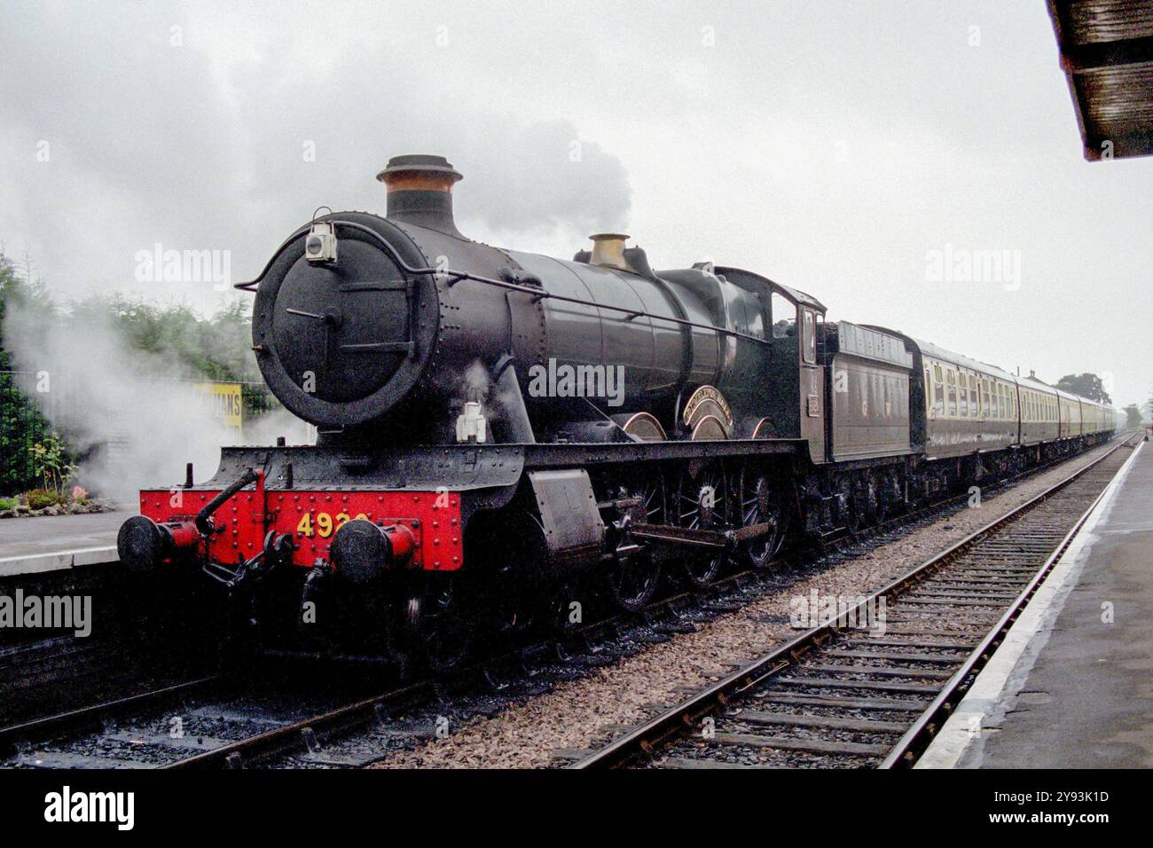 GWR 4920 Dumbleton Hall on the Great Western Railway Stock Photo - Alamy