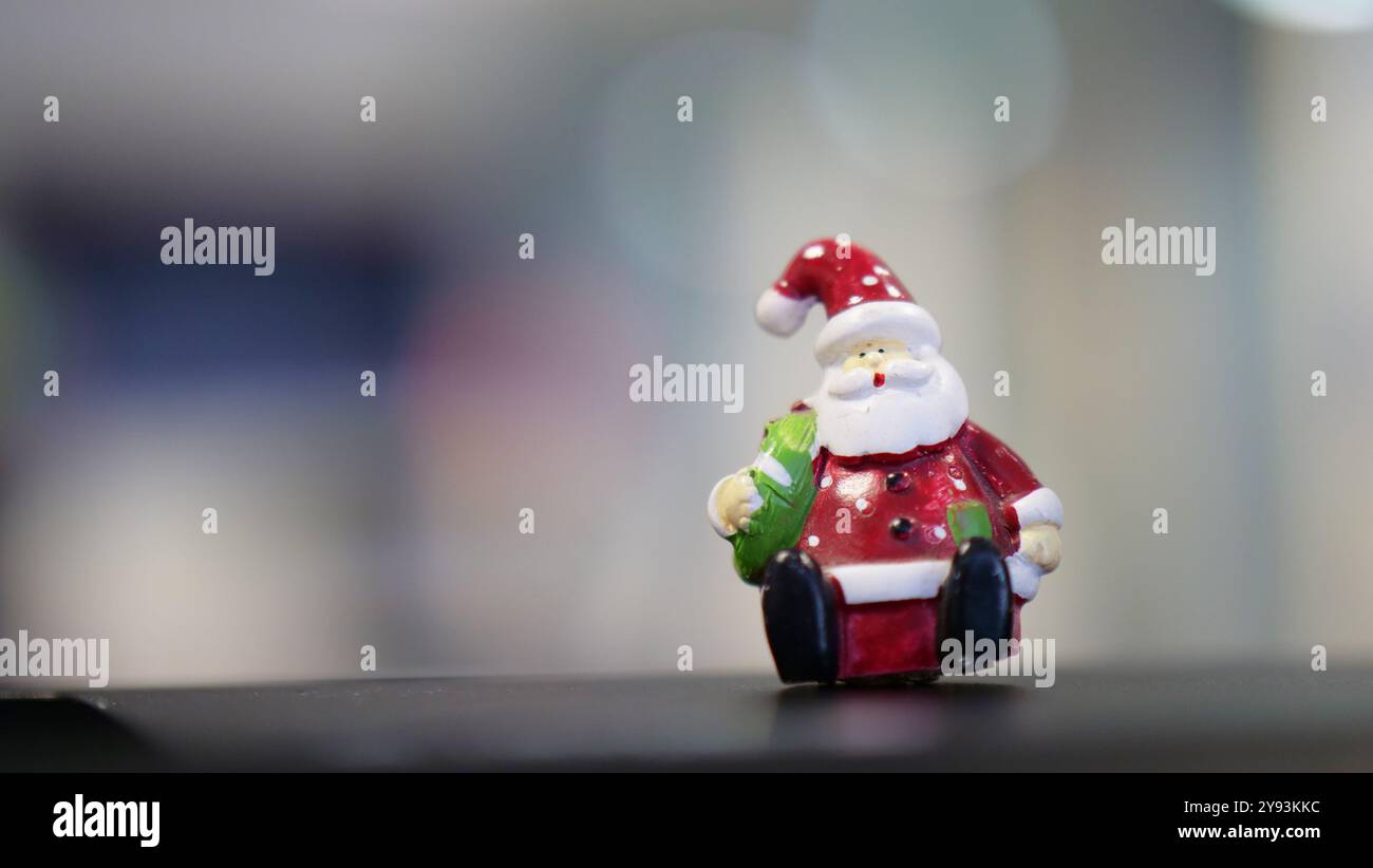 Small figurine santa claus hi-res stock photography and images - Alamy