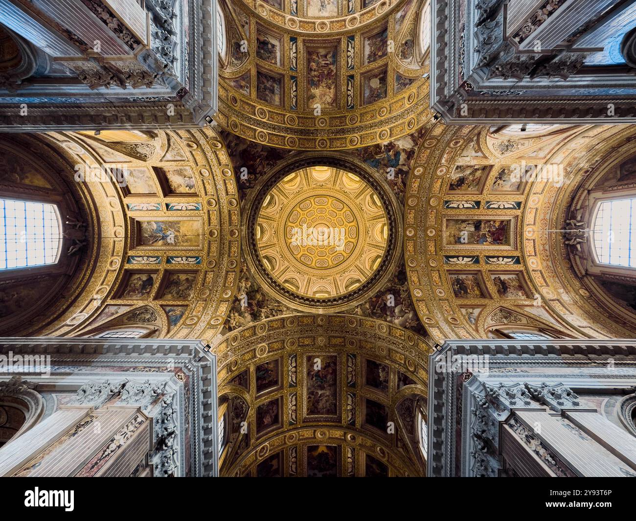 Looking Up To The Circle Shape Of A Dome Stock Photo - Alamy