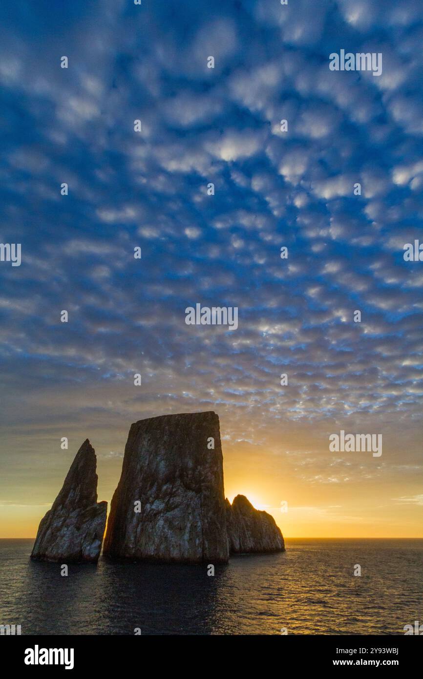 Scenic view of Leon Dormido (Sleeping Lion) Island off San Cristobal ...