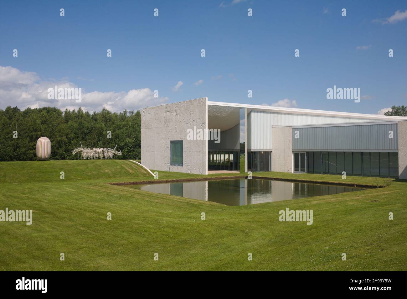 HEART Museum of Contemporary Art with reflecting pool and lawn, Herning ...