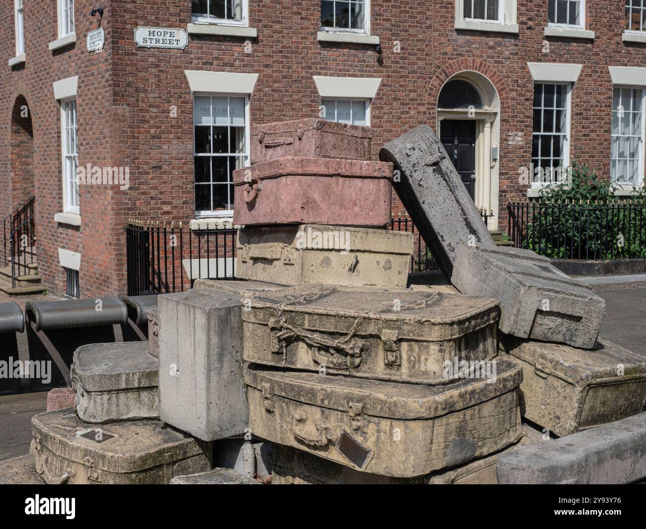 Sculpture suitcases hi-res stock photography and images - Alamy