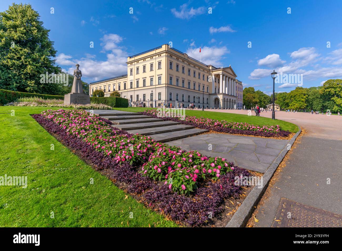 View of The Royal Palace and Dronning Maud statue, Oslo, Norway ...