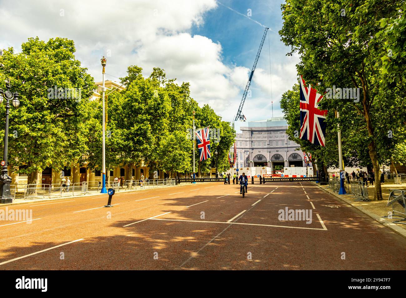 A short city stroll and exploration tour through the metropolis of ...