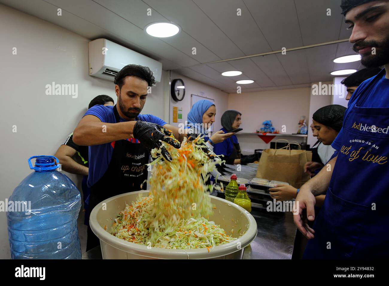 Beirut, Beirut, Lebanon. 8th Oct, 2024. Volunteers from a Lebanese NGO ...