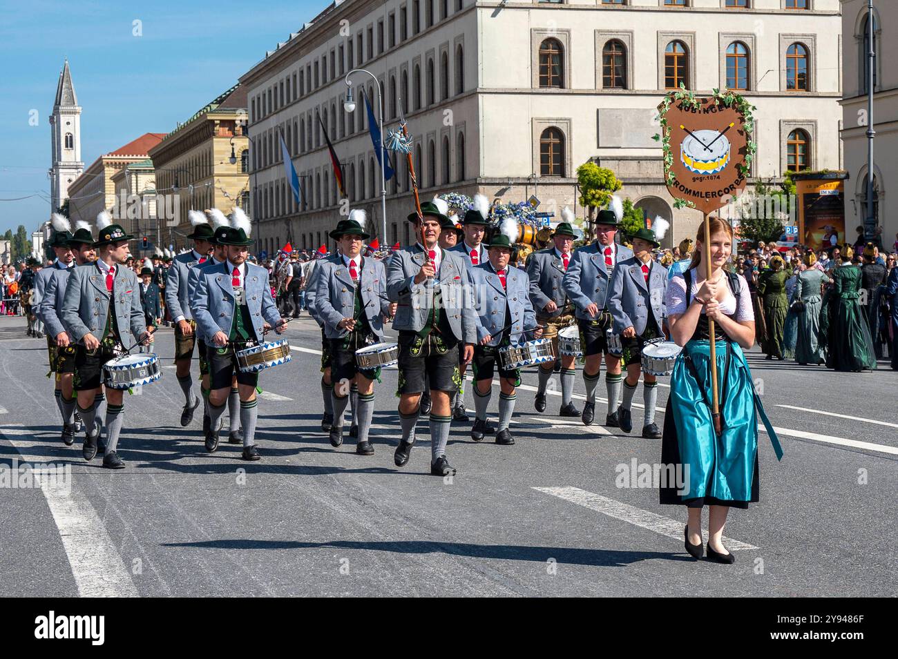 Muenchen, Trachten-und Schuetzenzug zum 189. Oktoberfest auf der ...