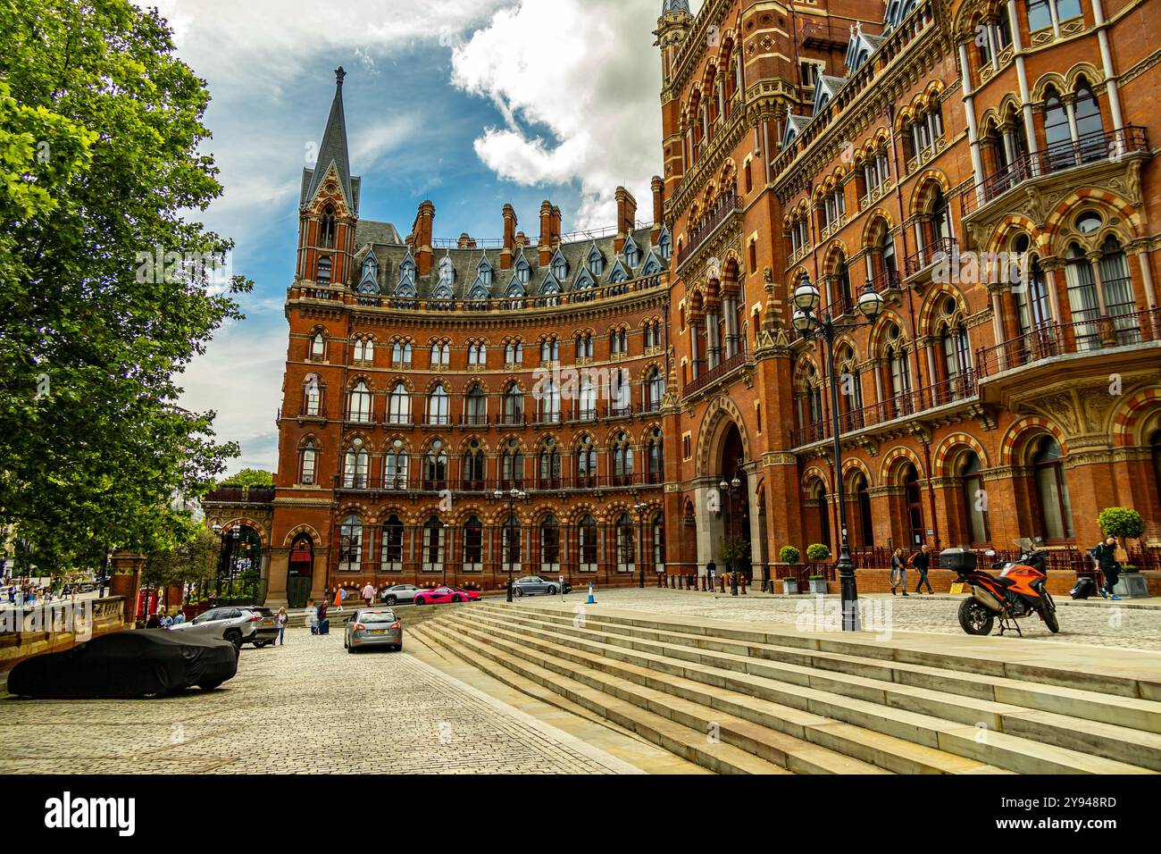 A short city stroll and exploration tour through the metropolis of ...