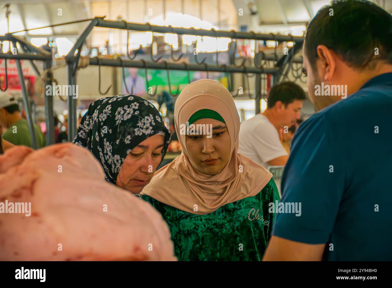 TASHKENT, UZBEKISTAN - 16 DE SEPTIEMBRE DE 2024:Arab women visiting the famous Chorsu Bazaar in ...