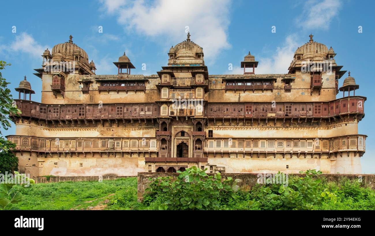 Beautiful view of jahangir Mahal.Jehangir Mahal was built by Vir Singh ...