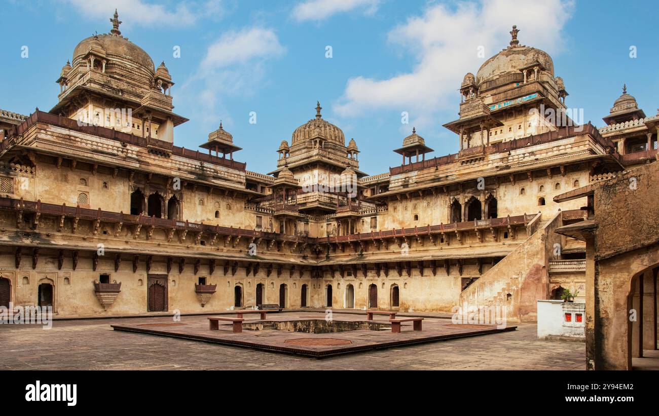 Beautiful courtyard of Jahangir Mahal.Jahangir Mahal was built by Vir ...