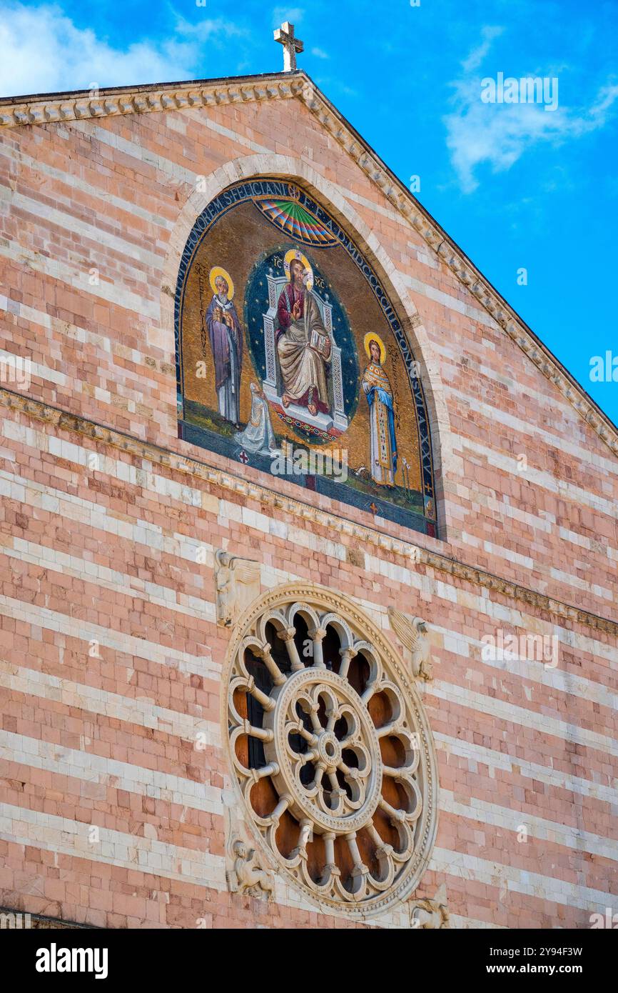 Romanesque rose window hi-res stock photography and images - Alamy