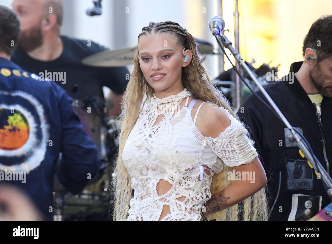 New York, USA. 08th Oct, 2024. Elyanna - Coldplay performs on NBC's ...