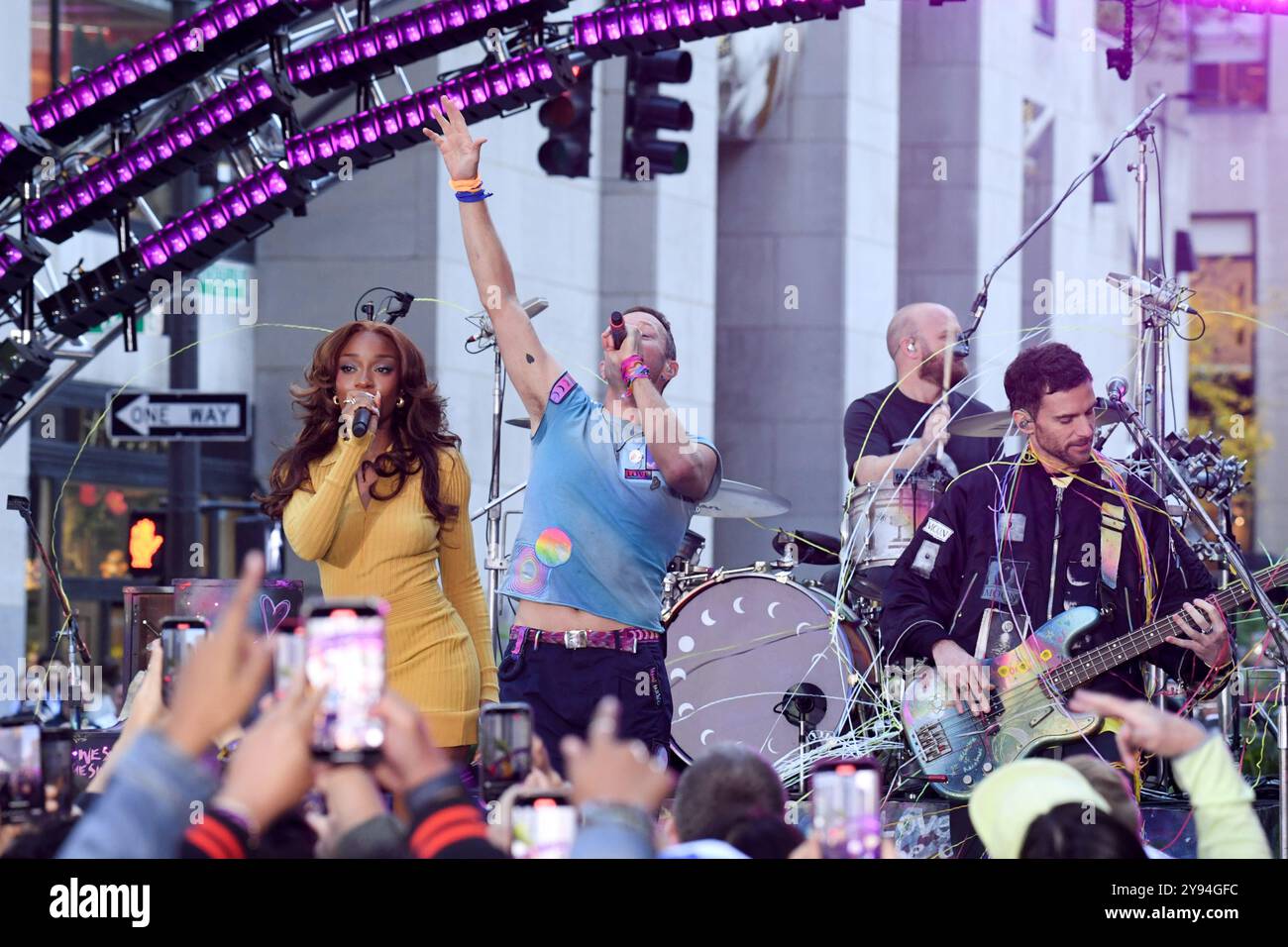 Ayra Starr, Chris Martin, Will Champion and Guy Berryman - Coldplay ...