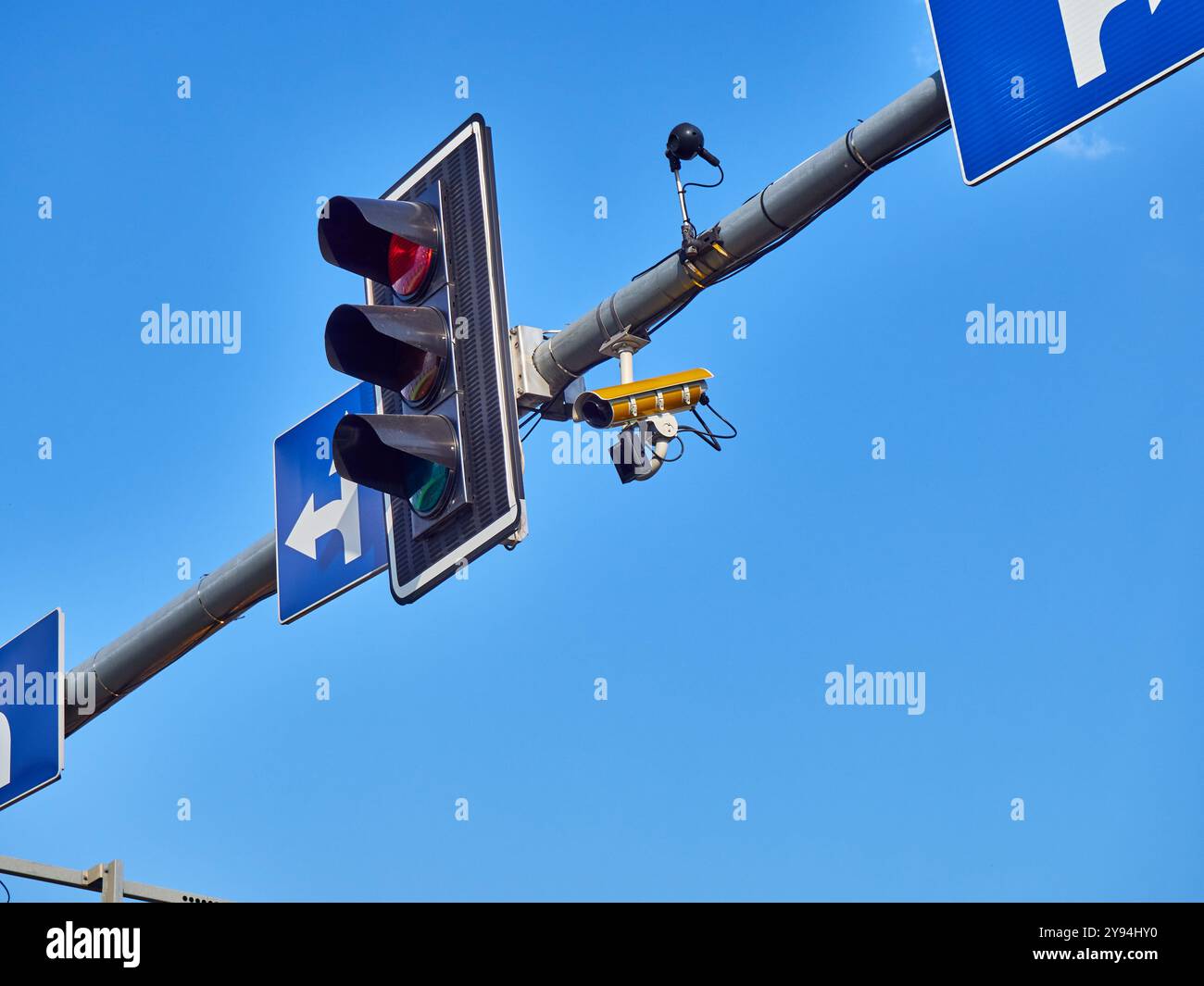 Traffic light with CCTV camera on the street Stock Photo - Alamy