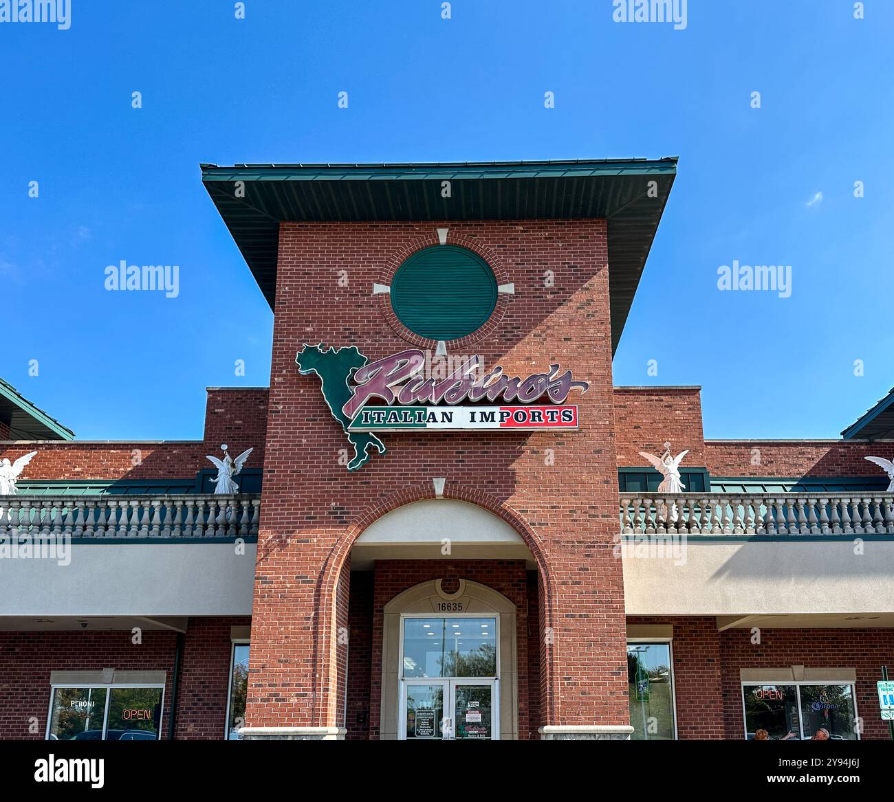 Italian grocery store exterior hi-res stock photography and images - Alamy