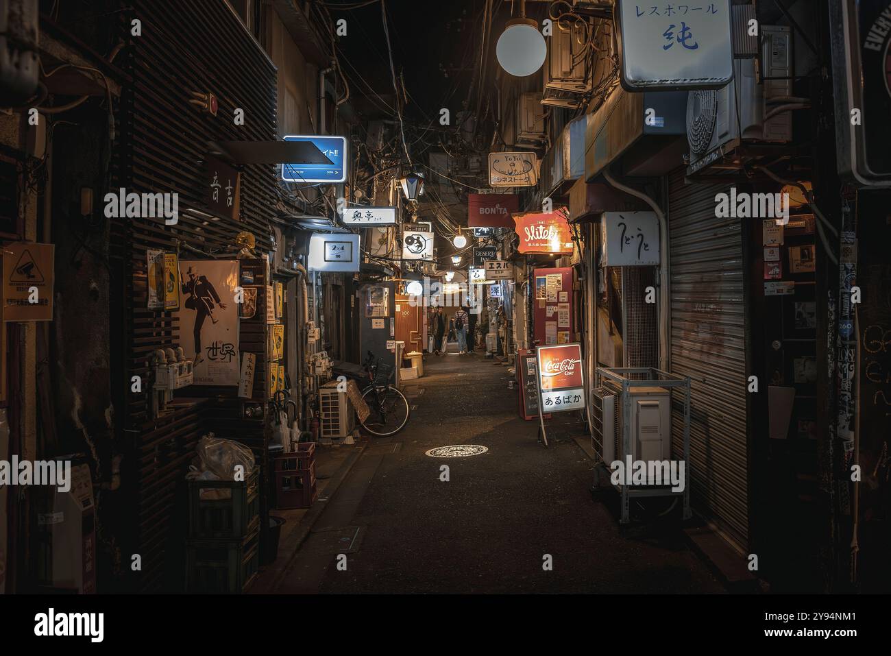 Narrow alley in tokyo at night showing restaurants and bars Stock Photo ...