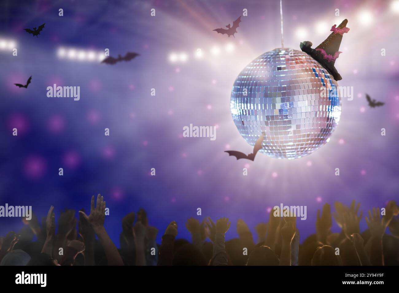 Disco ball woman silhouette hi-res stock photography and images - Alamy