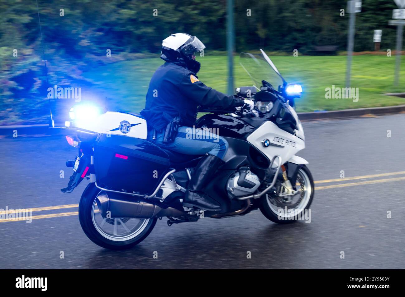 Hunts Point, USA. 8th Oct 2024. Tim Walz motorcade passes Pro Palestine ...