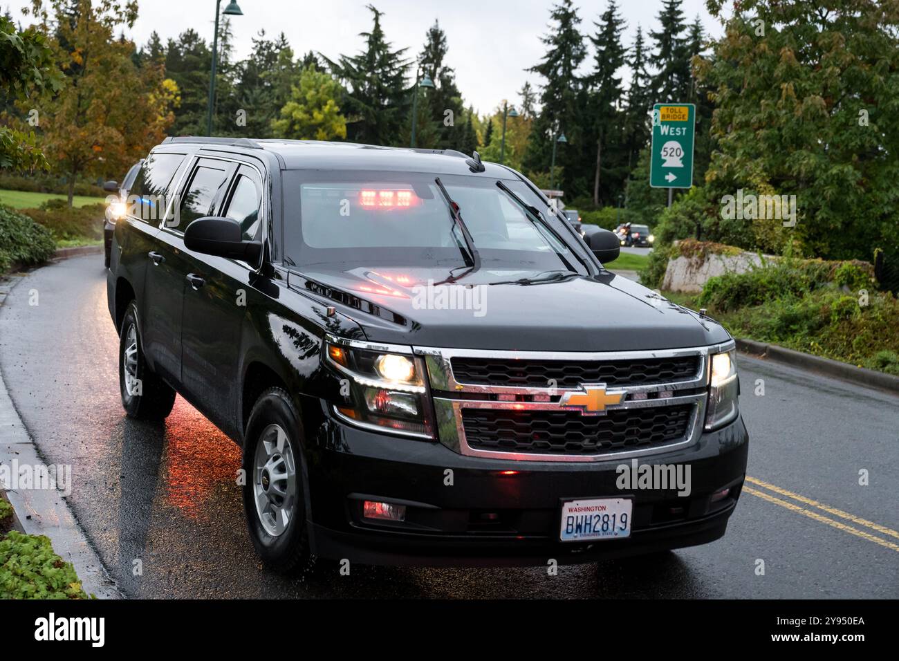 Hunts Point, USA. 8th Oct 2024. Tim Walz motorcade passes Pro Palestine ...