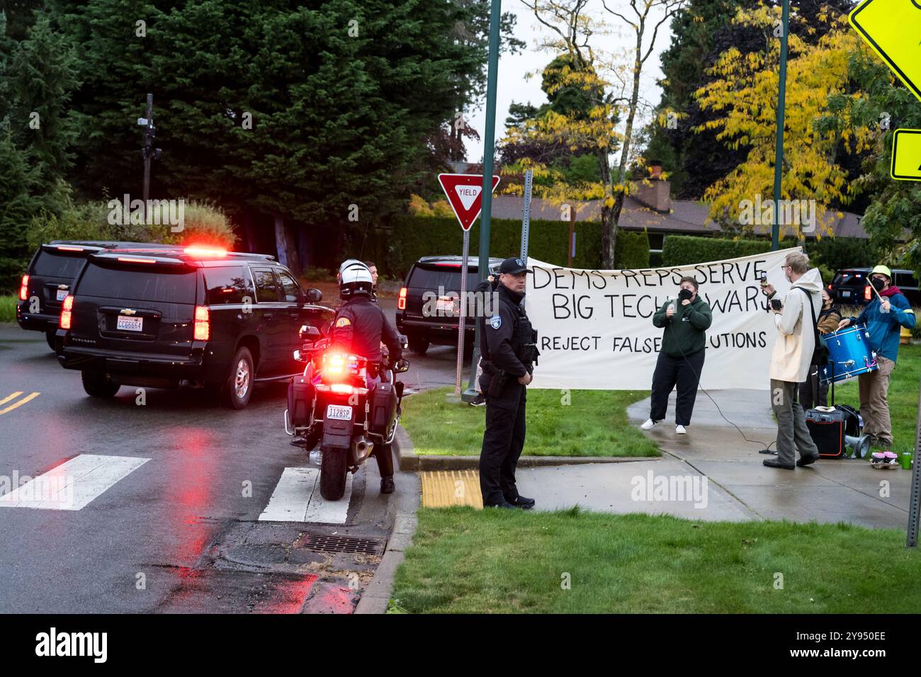 Hunts Point, USA. 8th Oct 2024. Tim Walz motorcade passes Pro Palestine ...