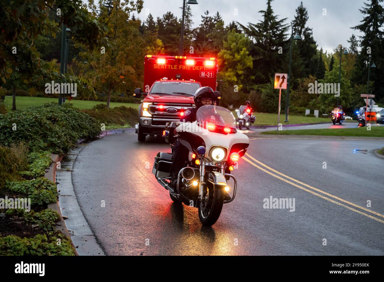Hunts Point, USA. 8th Oct 2024. Tim Walz motorcade passes Pro Palestine ...