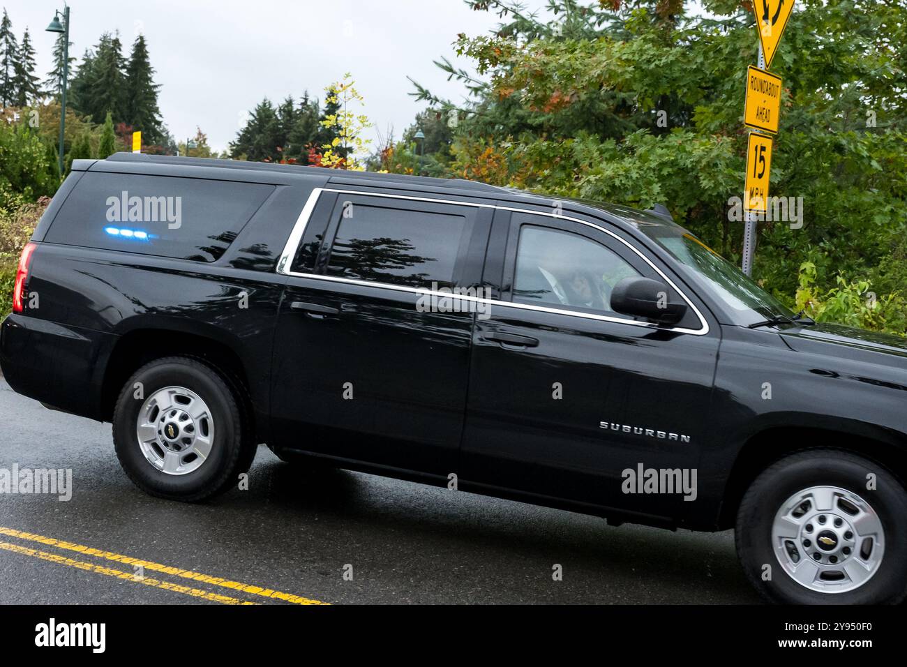 Hunts Point, USA. 8th Oct 2024. Tim Walz motorcade passes Pro Palestine ...