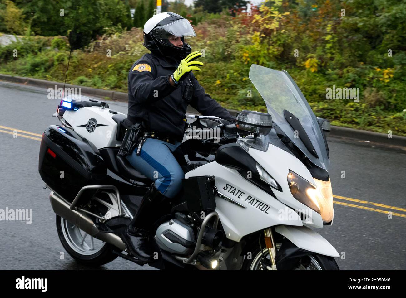 Hunts Point, USA. 8th Oct 2024. Tim Walz motorcade passes Pro Palestine ...