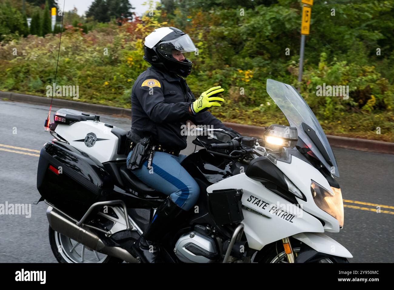 Hunts Point, USA. 8th Oct 2024. Tim Walz motorcade passes Pro Palestine ...