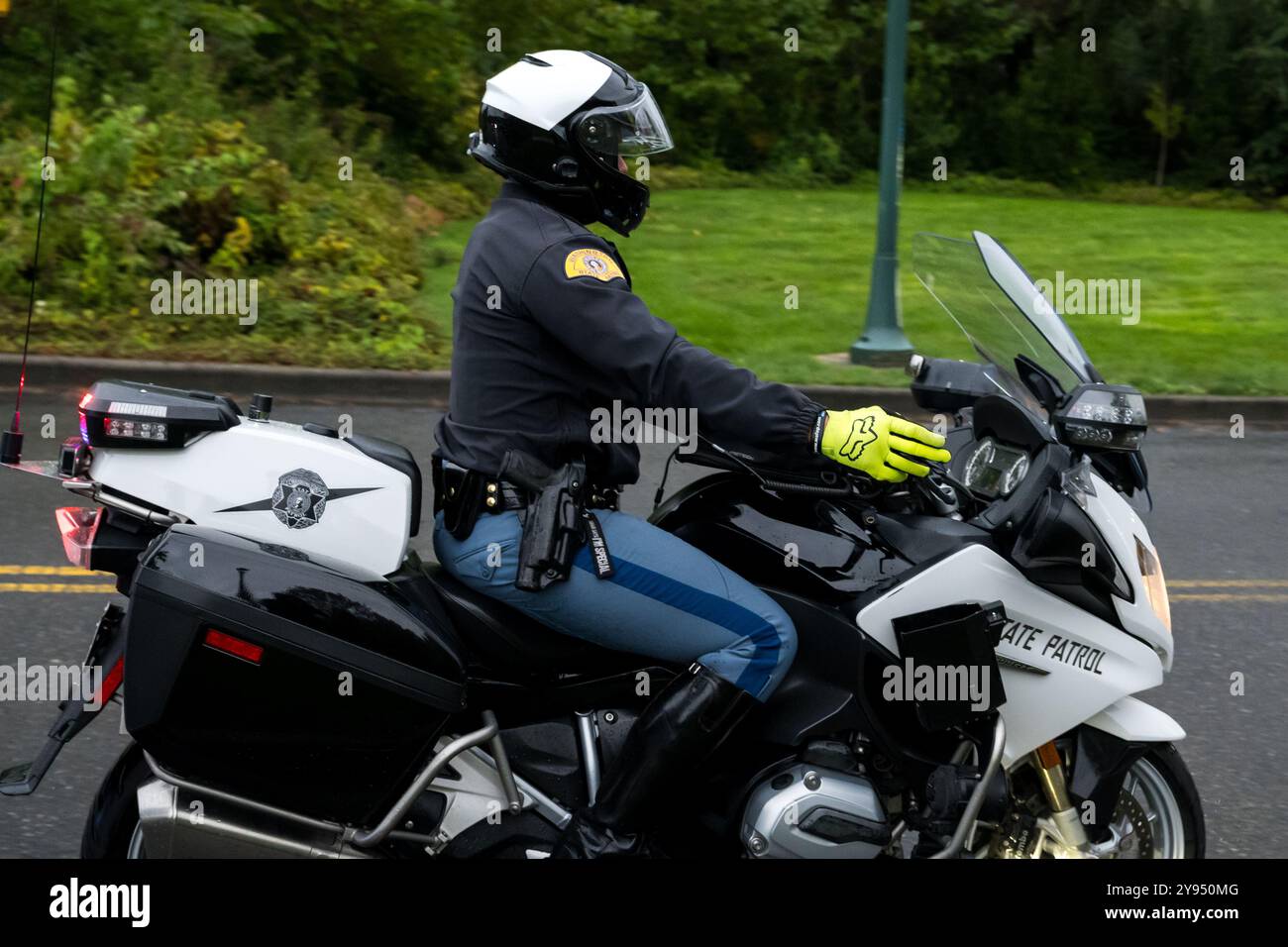 Hunts Point, USA. 8th Oct 2024. Tim Walz motorcade passes Pro Palestine ...
