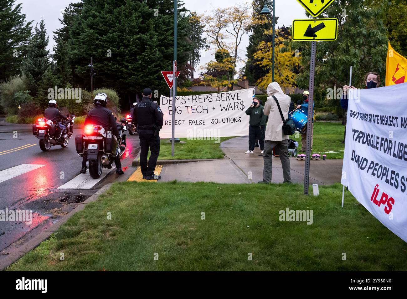 Hunts Point, USA. 8th Oct 2024. Tim Walz motorcade passes Pro Palestine ...