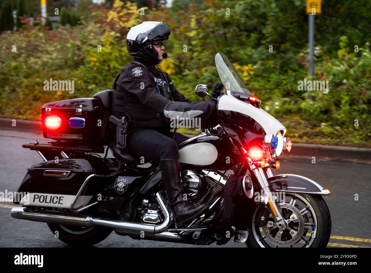 Hunts Point, USA. 8th Oct 2024. Tim Walz motorcade passes Pro Palestine ...