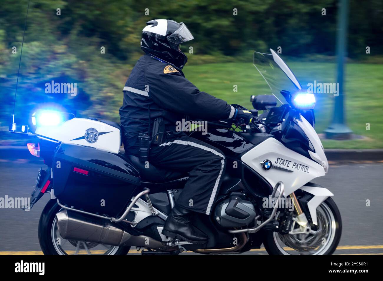 Hunts Point, USA. 8th Oct 2024. Tim Walz motorcade passes Pro Palestine ...