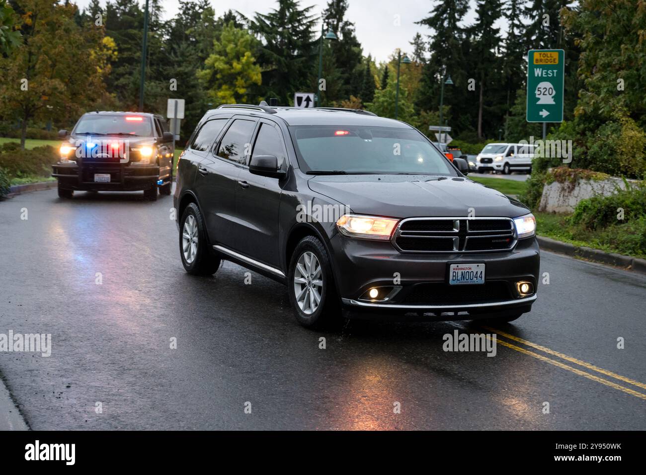 Hunts Point, USA. 8th Oct 2024. Tim Walz motorcade passes Pro Palestine ...
