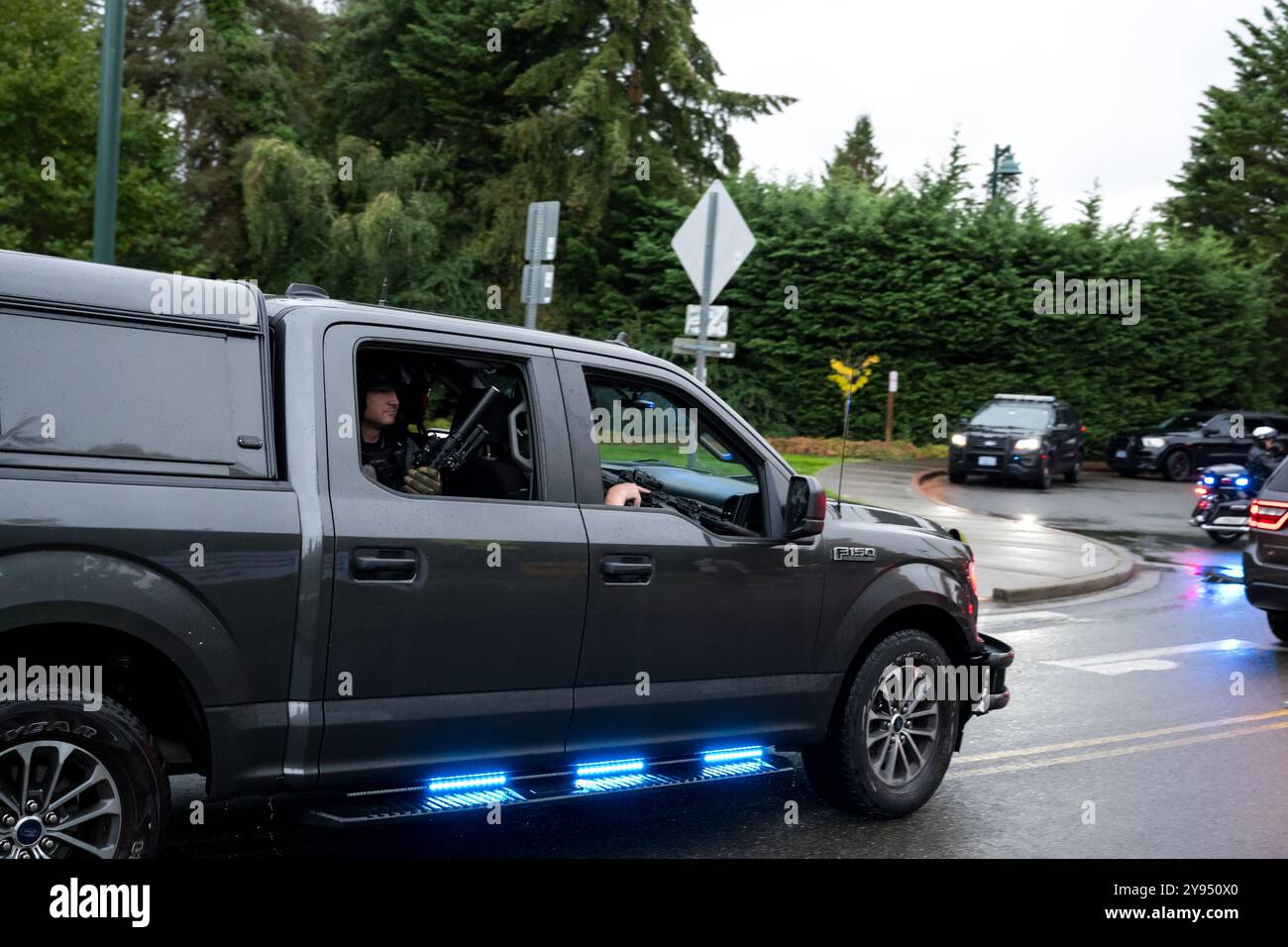 Hunts Point, USA. 8th Oct 2024. Tim Walz motorcade passes Pro Palestine ...
