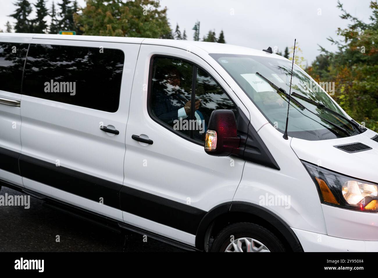 Hunts Point, USA. 8th Oct 2024. Tim Walz motorcade passes Pro Palestine ...