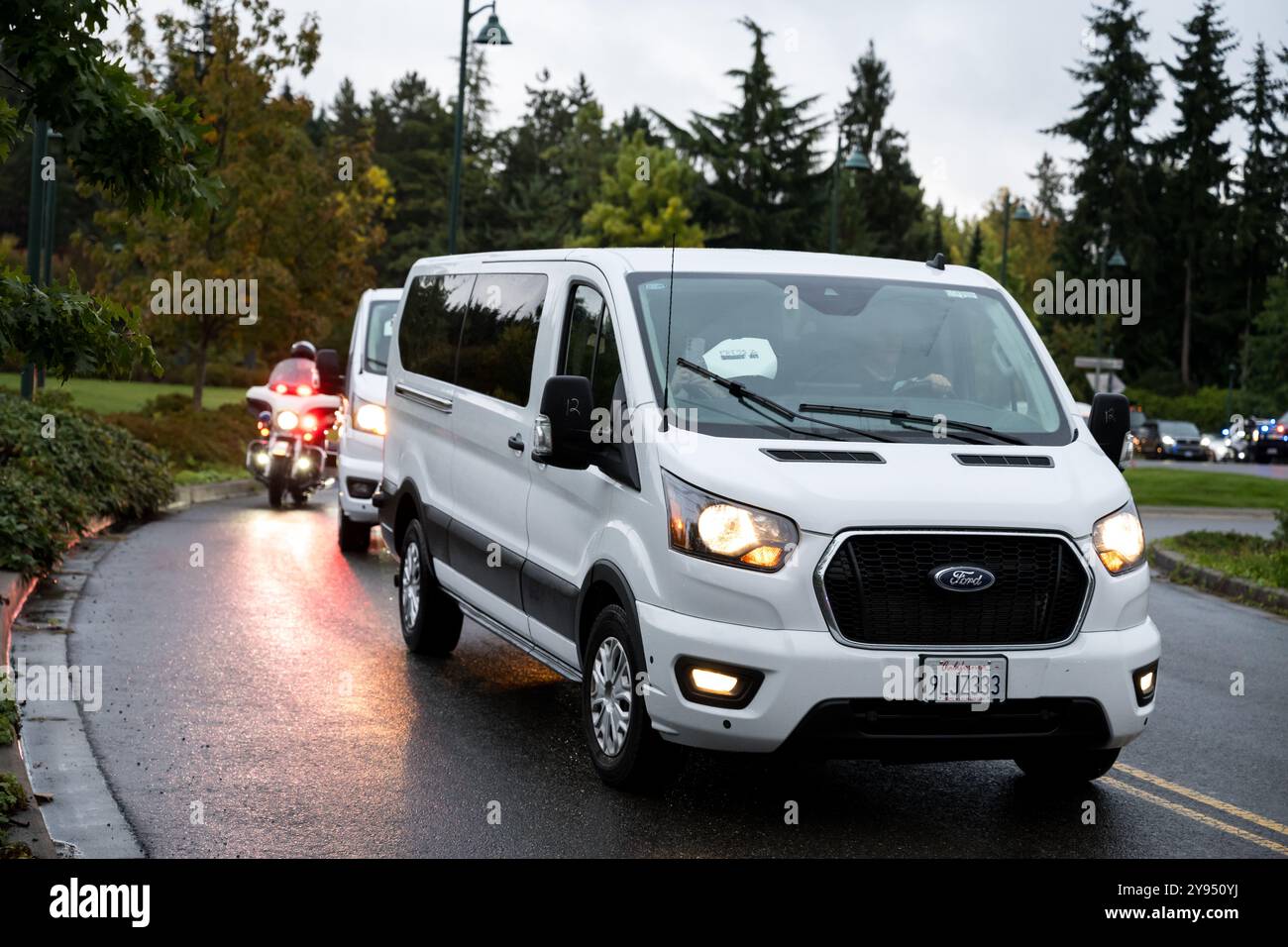Hunts Point, USA. 8th Oct 2024. Tim Walz motorcade passes Pro Palestine ...