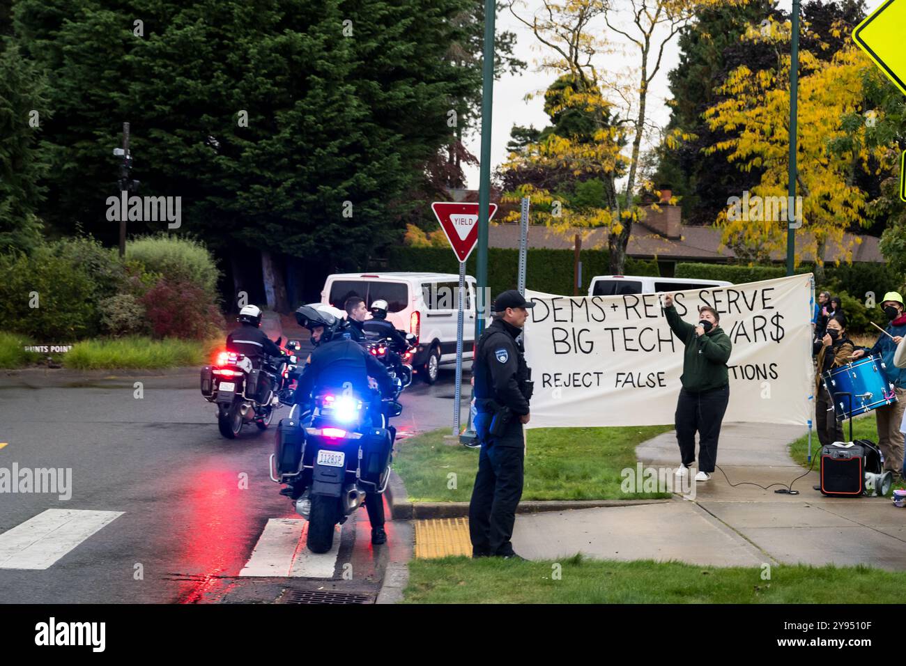 Hunts Point, USA. 8th Oct 2024. Tim Walz motorcade passes Pro Palestine ...