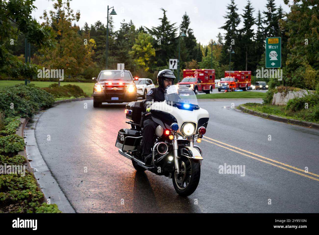 Hunts Point, USA. 8th Oct 2024. Tim Walz motorcade passes Pro Palestine ...