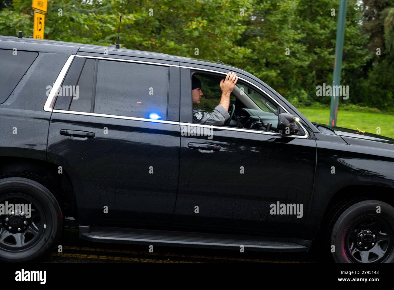 Hunts Point, USA. 8th Oct 2024. Tim Walz motorcade passes Pro Palestine ...
