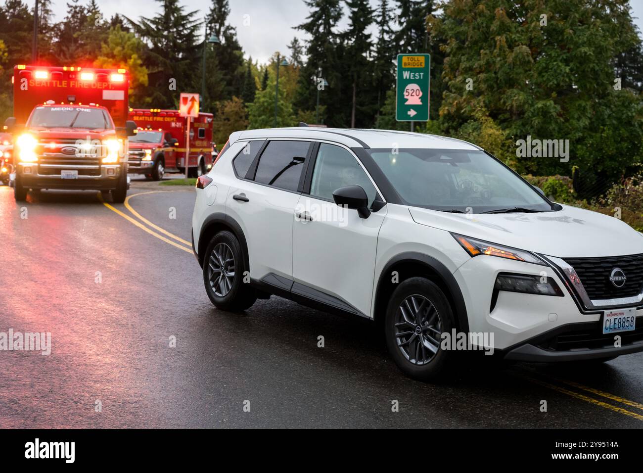 Hunts Point, USA. 8th Oct 2024. Tim Walz motorcade passes Pro Palestine ...