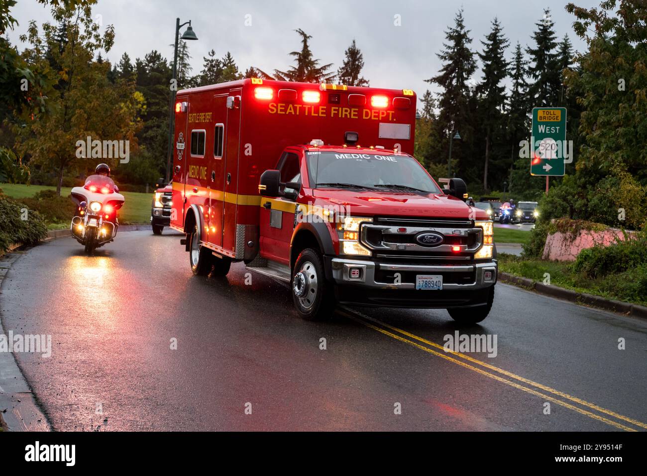 Hunts Point, USA. 8th Oct 2024. Tim Walz motorcade passes Pro Palestine ...