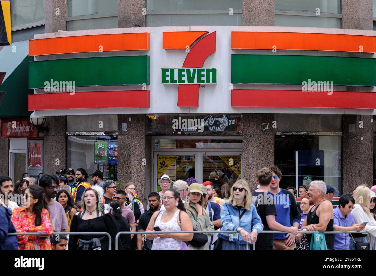 7 11 canada hi-res stock photography and images - Alamy