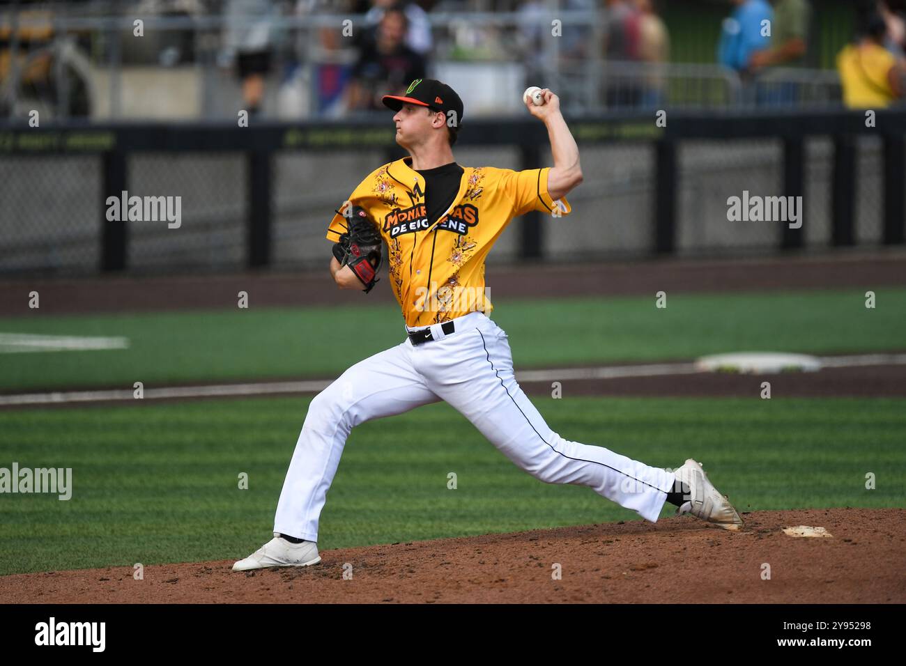 Los Monarcas de Eugene pitcher Joe Whitman (29) during an MiLB ...