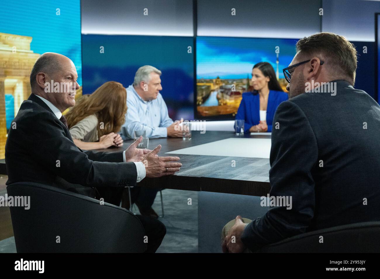 Berlin, Germany. 08th Oct, 2024. Chancellor Olaf Scholz (SPD, l) talks ...